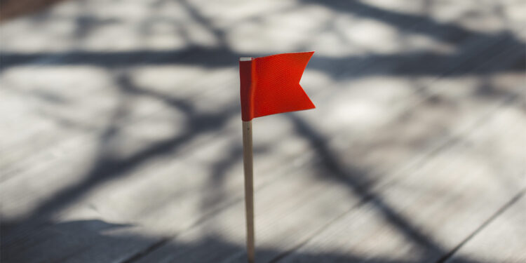 5 red flags que no debes ignorar en toda relación 5 red flags que no debes ignorar en toda relación